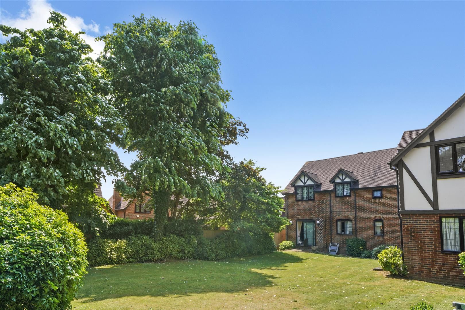 2 bed flat for sale in Priory Field Drive, Edgware | Daniels Estate Agents